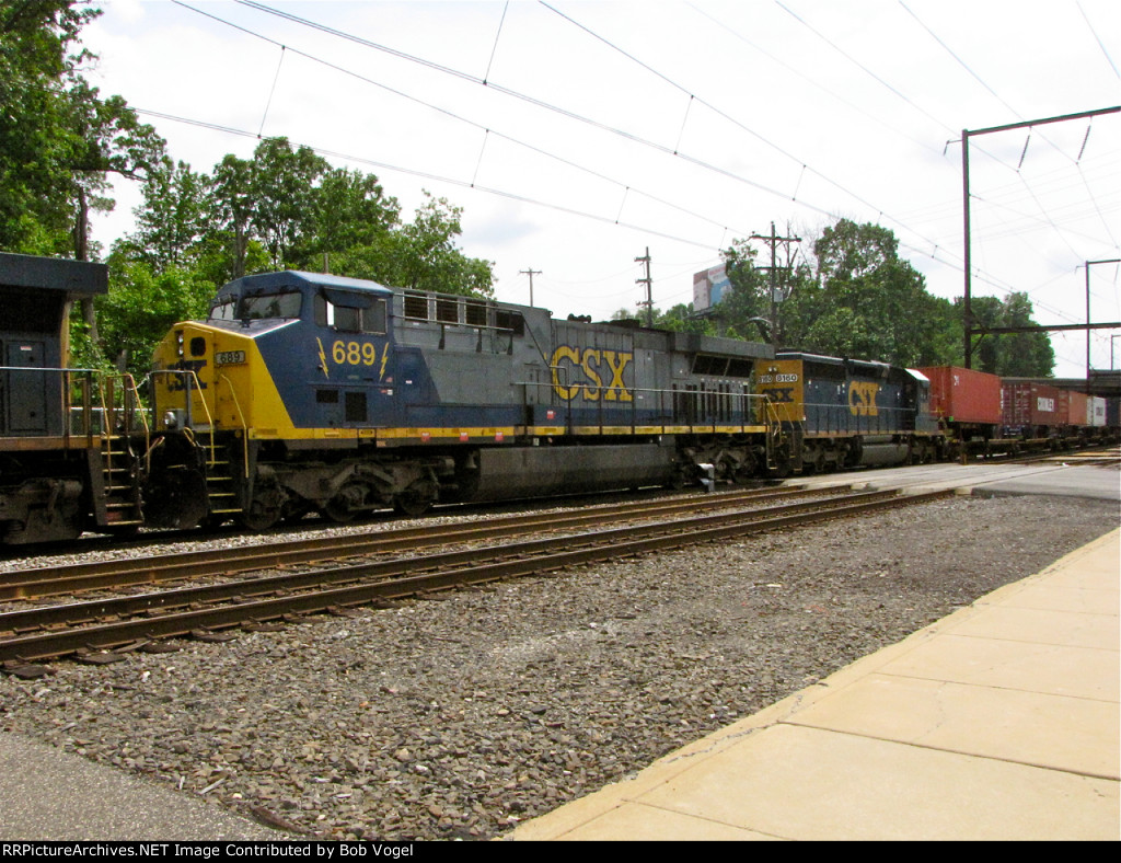 CSX 689 and 8160